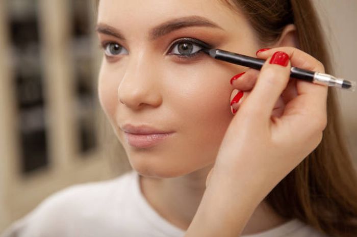 Tips Memilih Makeup Untuk Kelopak Mata Berminyak Agar Tahan Lama Stylo