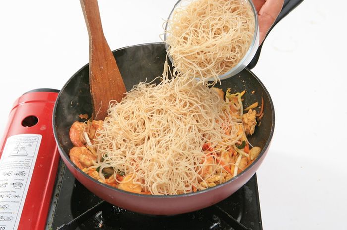 Pantas Bihun Goreng Ala Pedagang Selalu Bikin Ngiler, Begini Cara Memasak Bihun Agar Tidak ...