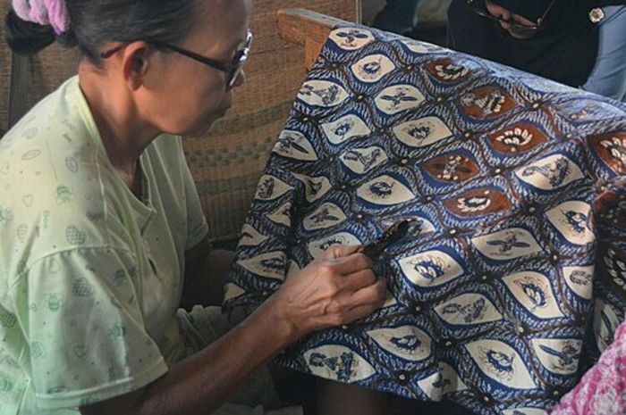 25 Motif Batik dan Asal Daerahnya, Ada Batik Simbut dari Banten - Adjar