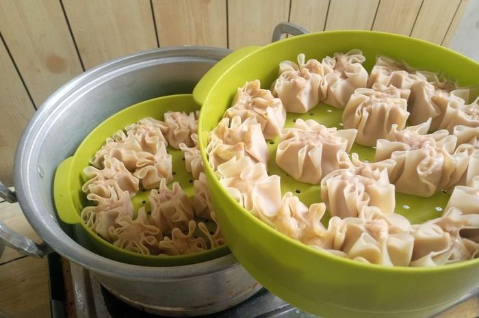 Tak Perlu Khawatir Bakal Lengket, Begini Cara Mengukus Dimsum Tanpa ...
