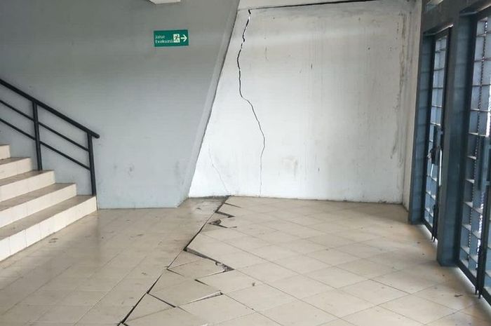 3 Langkah Cara Mengatasi Ubin Keramik Retak Tanpa Dibongkar Tukang! - Nova