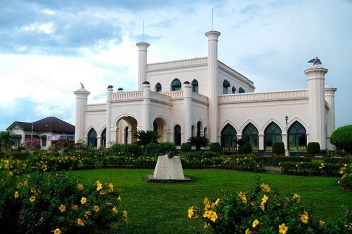 Daftar Raja dan Peninggalan Kerajaan Siak - Adjar