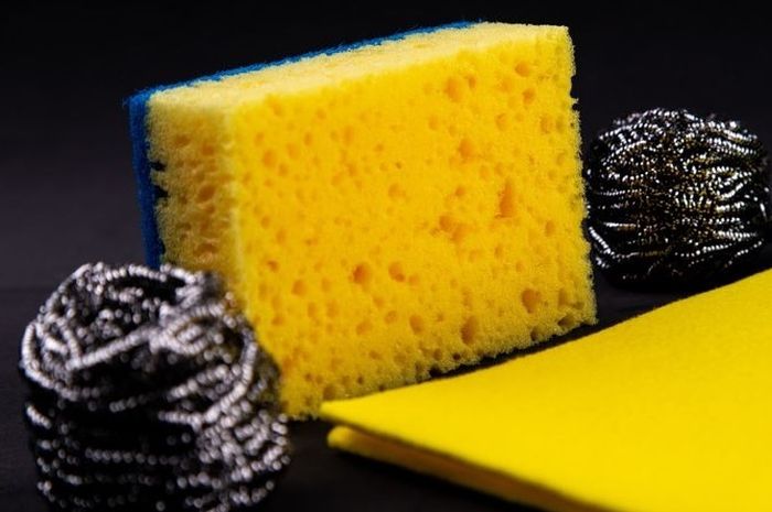 Buat yang Belum Tahu, ini Cara Pakai Bagian Kuning Spons Cuci Piring ...