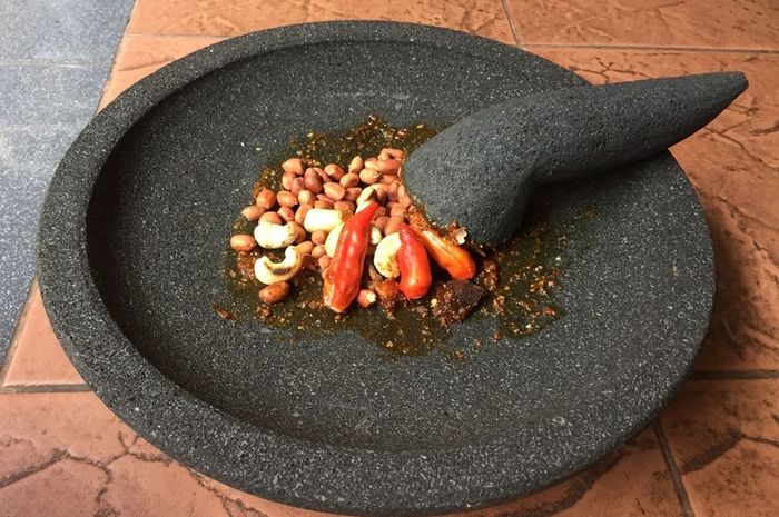 Salah Besar Pakai Sabun Cuci Piring, Begini Cara Tepat Mencuci Cobek ...