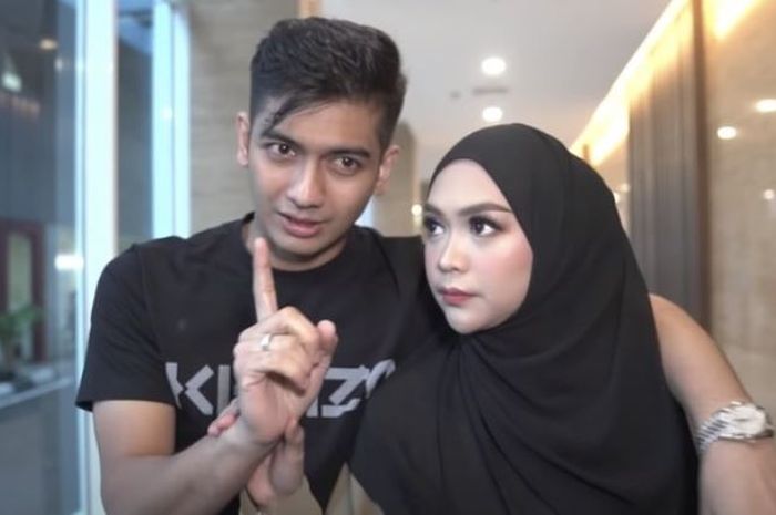 Gelagat Teuku Ryan Tak Ingin Cerai, Ogah Bongkar Kesalahan Ria Ricis ke ... Gelagat Teuku Ryan Tak Ingin Cerai, Ogah Bongkar Kesalahan Ria Ricis ke ...