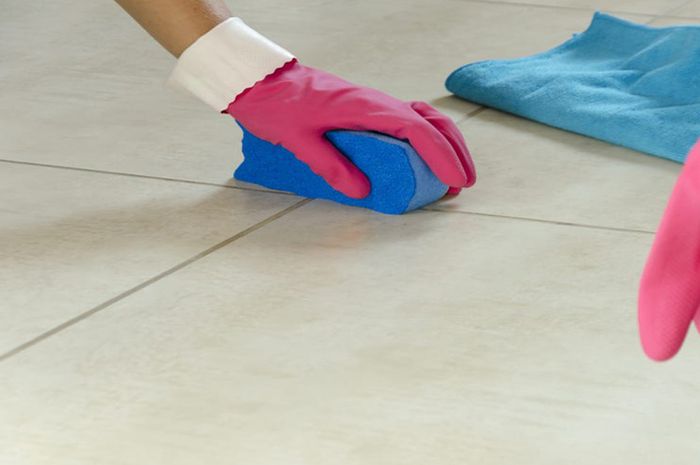 Cara Membersihkan Tumpahan Minyak pada Nat Ubin Lantai Dapur, Pakai 1 ...