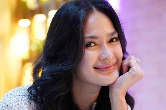 Makin Awet Muda di Usia Kepala Lima, Gaya Donna Harun Nongkrong Bareng Anak Kelewat Kece!