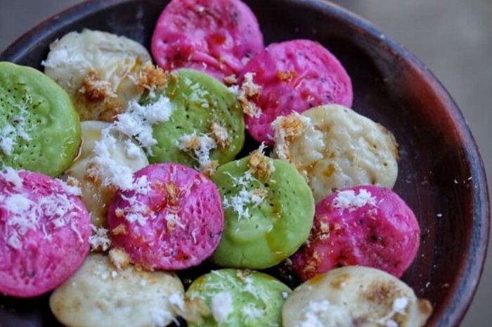 Jaje Laklak Jajanan Tradisional Khas Bali Mirip Serabi Dengan Warna