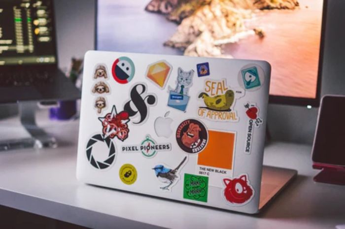 Gak Berbekas, Cara 'Cabut' Stiker di Laptop Cukup dengan 5 Bahan ...