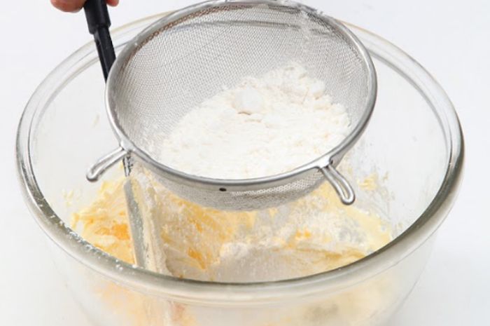 Masih Banyak yang Bingung, Ini Alasan Tepung Terigu Harus Diayak ...