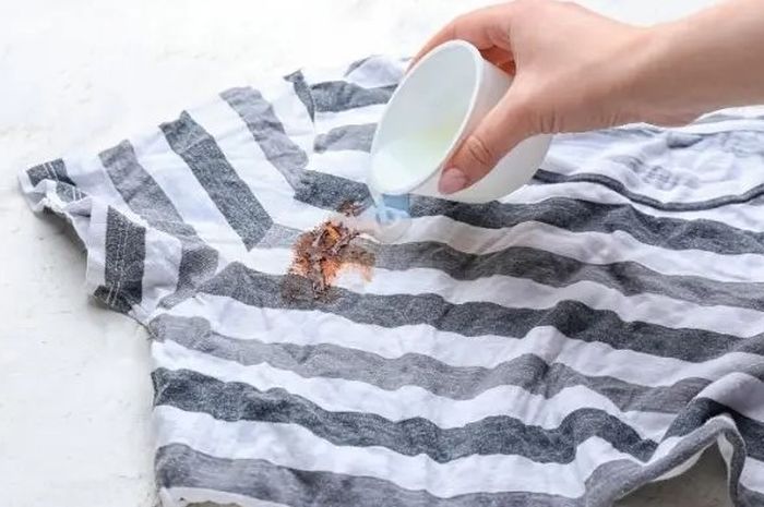Cara Ampuh Hilangkan Noda Getah di Pakaian, Jaminan Kinclong Lagi ...