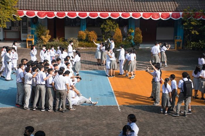 15 Contoh Perilaku Menyimpang di Lingkungan Sekolah - Adjar