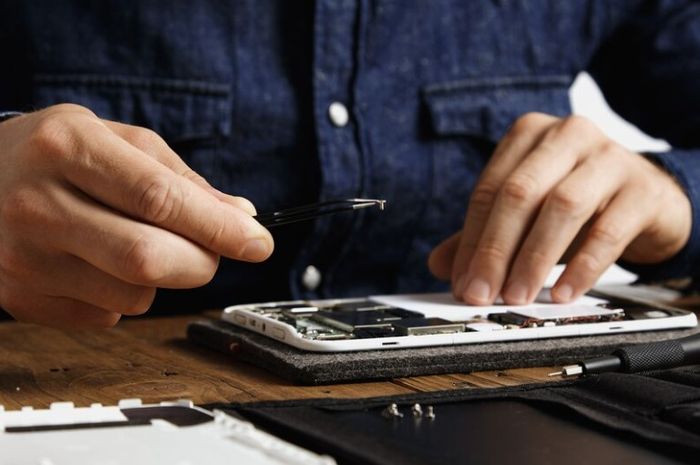 Berapa Biaya Servis HP Kena Air? Ini Tarifnya Berdasarkan Merek - Semua ...