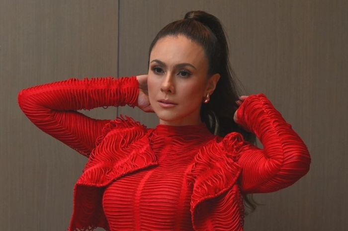 Merah Menyala Bosku! Wulan Guritno Pamer Body Ramping Kenakan Dress ...