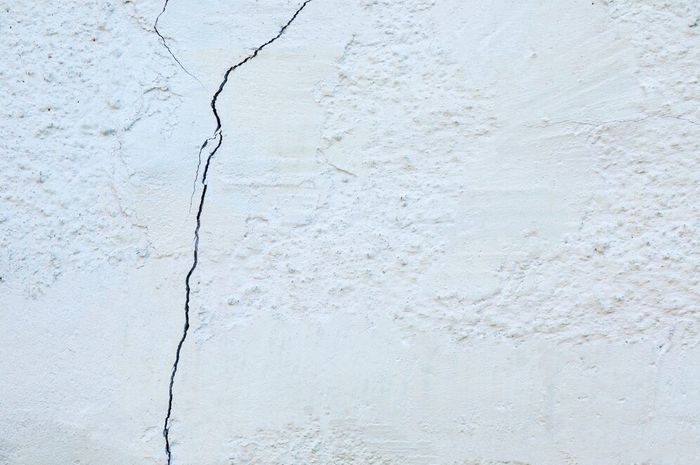 Cara Aman dan Mudah Mengatasi Retak Rambut di Dinding Serta Solusinya ...