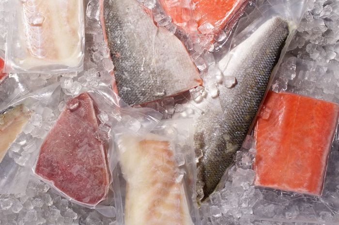 2 Cara Ampuh Mencairkan Daging Ikan Beku Tanpa Microwave, Sahur Jadi ...