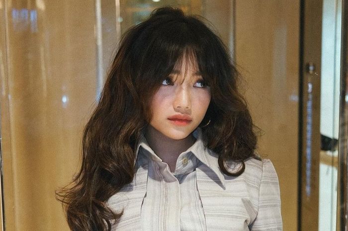 Pulang Liburan Langsung Jadi Model Catwalk, Fuji Tampil Berkelas bak ...