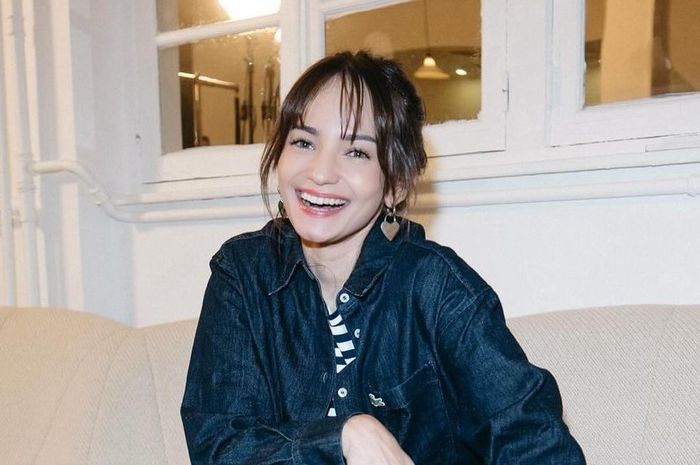 Enzy Storia Ramaikan Paris Fashion Week, Intip Penampilan Branded Sang ...