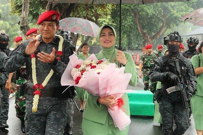 Rela Lepas Dunia Hiburan Demi Dinikahi Perwira Kopassus, Hidup Artis Cantik ini Berubah Drastis ...