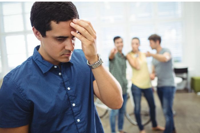 Respons Sesuai Karakter Zodiak Hadapi Orang yang Suka Ngomongin di Belakang (Part 1) - CewekBanget