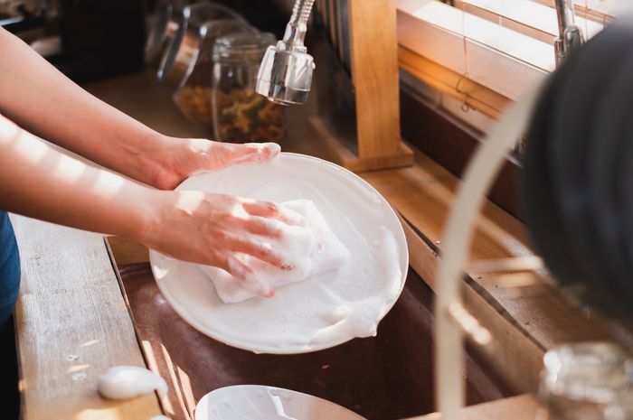 Cara Cuci Piring Plastik yang Berminyak dan Bau jadi Bersih dan Kesat ...