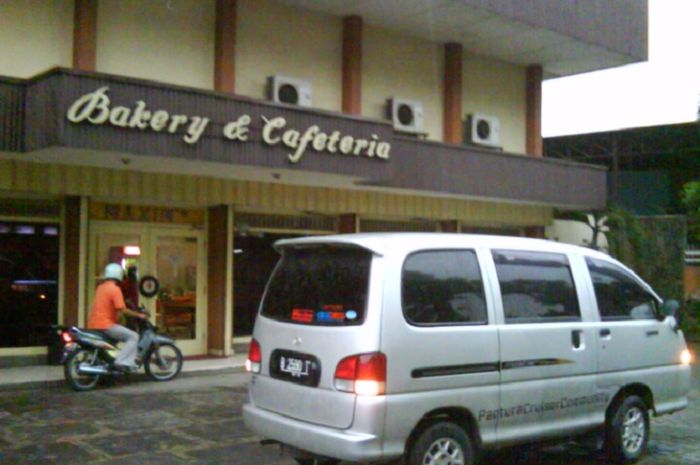 Nostalgia Toko Roti yang Buka Sejak Tahun 1970-an di Cibinong, Harganya ...