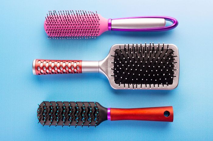 Cara Membersihkan Sisir Rambut yang Kotor Agar Kotoran Rontok, Rendam ...