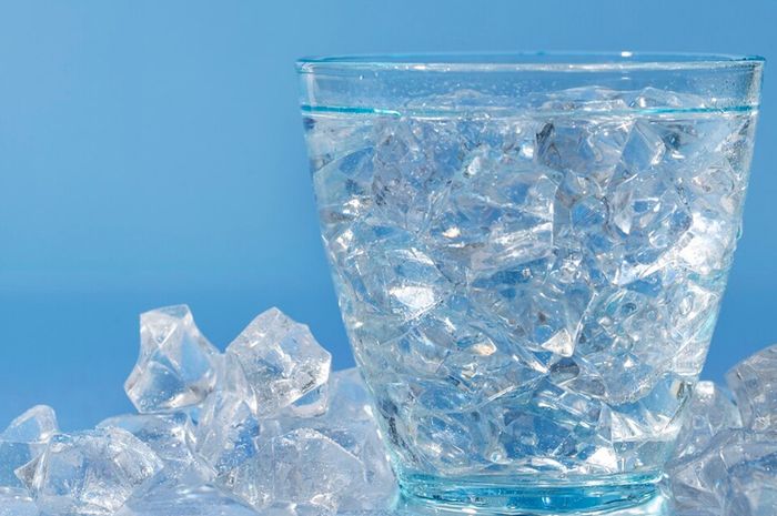 Es Batu Tak Bakal Cepat Mencair Lagi, Pakai Trik Sederhana Ini Saat Membuatnya - Sajian Sedap