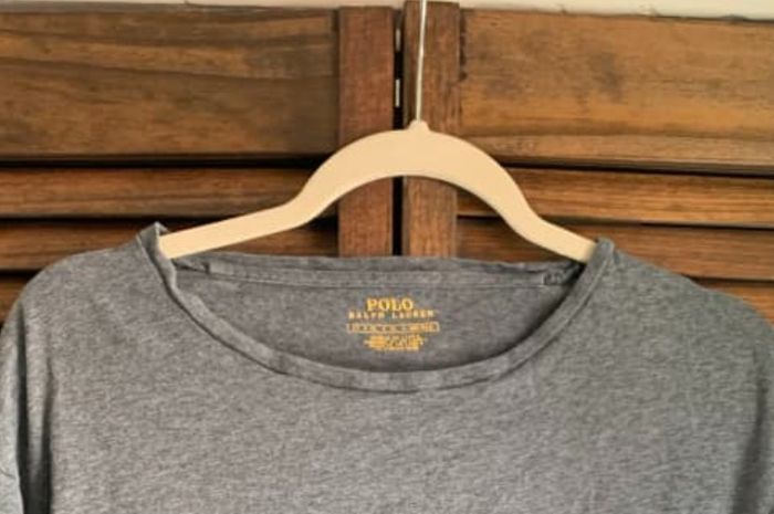 Bikin Bagian Dada Kelihatan, Begini Cara Mengatasi Kerah Kaos Melar ...