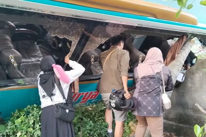 Innalillahi, Bus Surya Kencana Alami Kecelakaan hingga Terbalik di NTB, Diduga Sopir Mengantuk