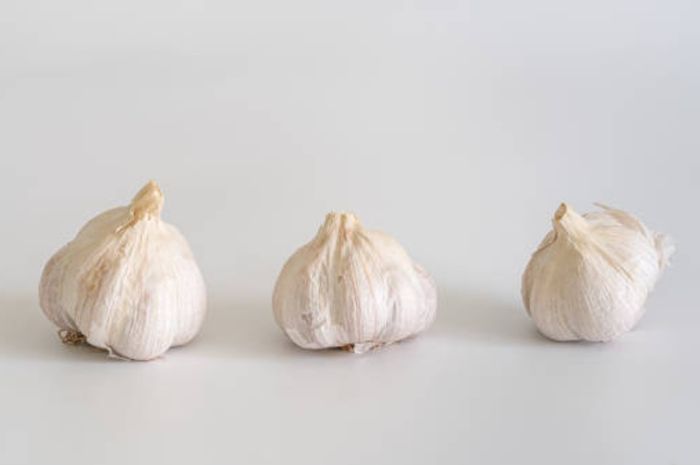 Mulai Malam Ini, Ambil Satu Siung Bawang Putih dan Letakkan Di Bawah ...