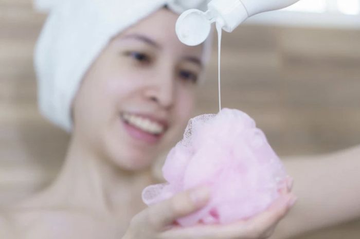 5 Rekomendasi Body Wash Brand Lokal Ampuh Cegah Jerawat di Badan - Nakita