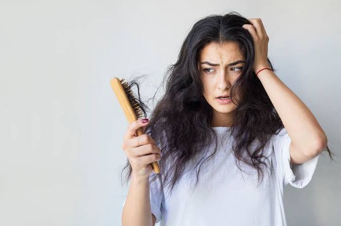 Cara Ampuh Mengatasi Rambut Rontok, Perhatikan Kandungan Hair Care! - Stylo