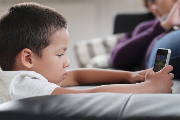 Memberikan Screen Time pada Anak Saat Tantrum, Apakah Tepat? - Nakita