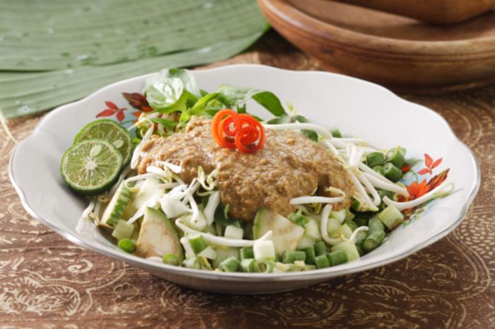Sama-Sama Disajikan dengan Saus Kacang, Apa Bedanya Pecel dan Karedok ...