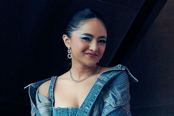 Masya Allah Cantiknya, Intip Gaya All-Denim Marshanda di Gala Premiere Series Induk Gajah