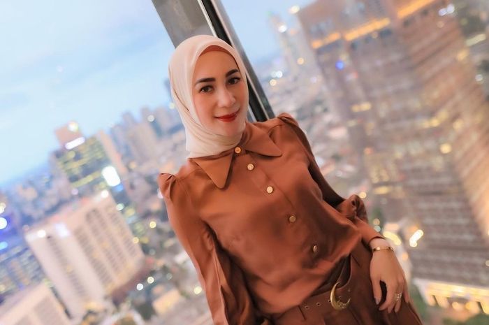 5 Gaya Hijab Modis Rien Warta Trigina yang DIgugat Cerai Andre Taulany, Mewah bak Sosialita Hits