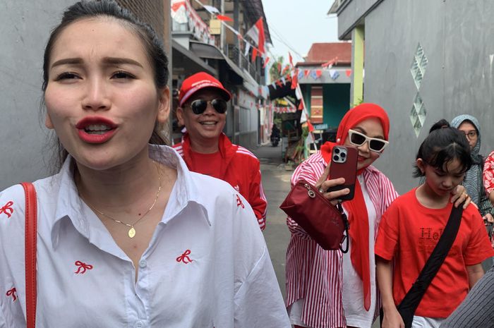 Rayakan Hari Kemerdekaan RI, Ayu Ting Ting dan Keluarga Kompak Ikut Lomba 17-an