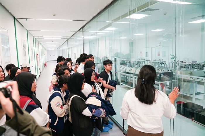 Beri Edukasi Ke Masyarakat, OPPO Gelar Program Discover OPPO Factory ...