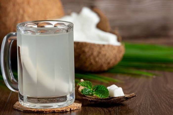 Apakah Air Kelapa Bisa Mengobati Asam Lambung? Cek Faktanya Sebelum Minum - Grid Health