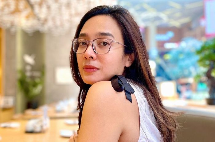 Dea Ananda Pakai Dress Mini Zaman Trio Kwek Kwek, Tampilannya Buat Netizen Nostalgia! - Halaman ...