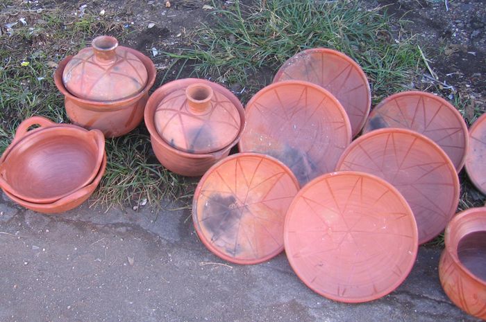 Di Pulau Mare, Laki-laki Pantang Membuat Gerabah - Bobo