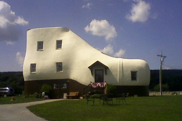 Tur Keliling Rumah Unik Berbentuk Sepatu - Bobo