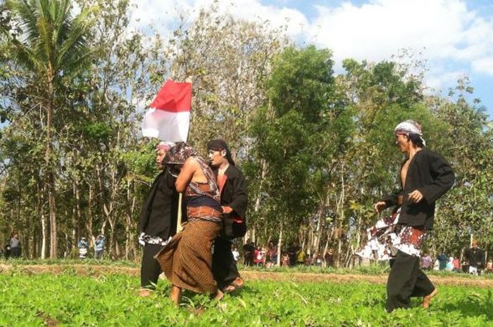 Cing Cing Goling, Upacara Adat dengan Menginjak-injak Tanah Pertanian ...