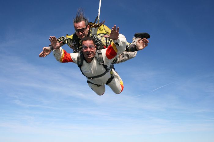 Skydiving, Terjun dari Langit - Bobo