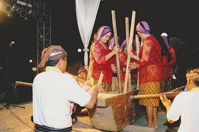 Rantok, Alat Penumbuk Padi yang Menjadi Pertunjukan Seni - Bobo