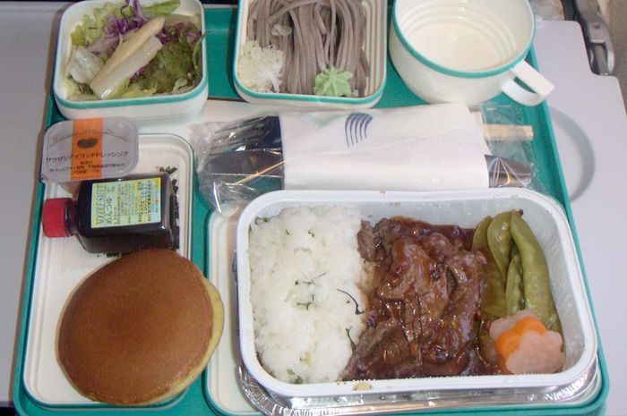 Inilah 3 Fakta Tentang Makanan dan Minuman di Pesawat yang Harus ...