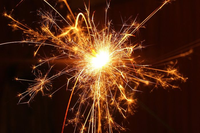 Mulai dari Petasan Sampai Pinwheels, Inilah 5 Jenis Kembang Api yang ...