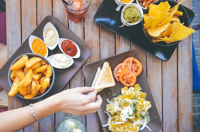 Manfaat Makan Menggunakan Tangan Tanpa Sendok atau Alat Makan Lainnya - Bobo