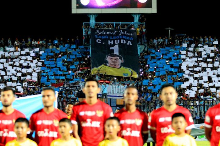 Laga Tribute to Choirul Huda, Tersaji Liukan Gagah Bendera - Bolasport.com